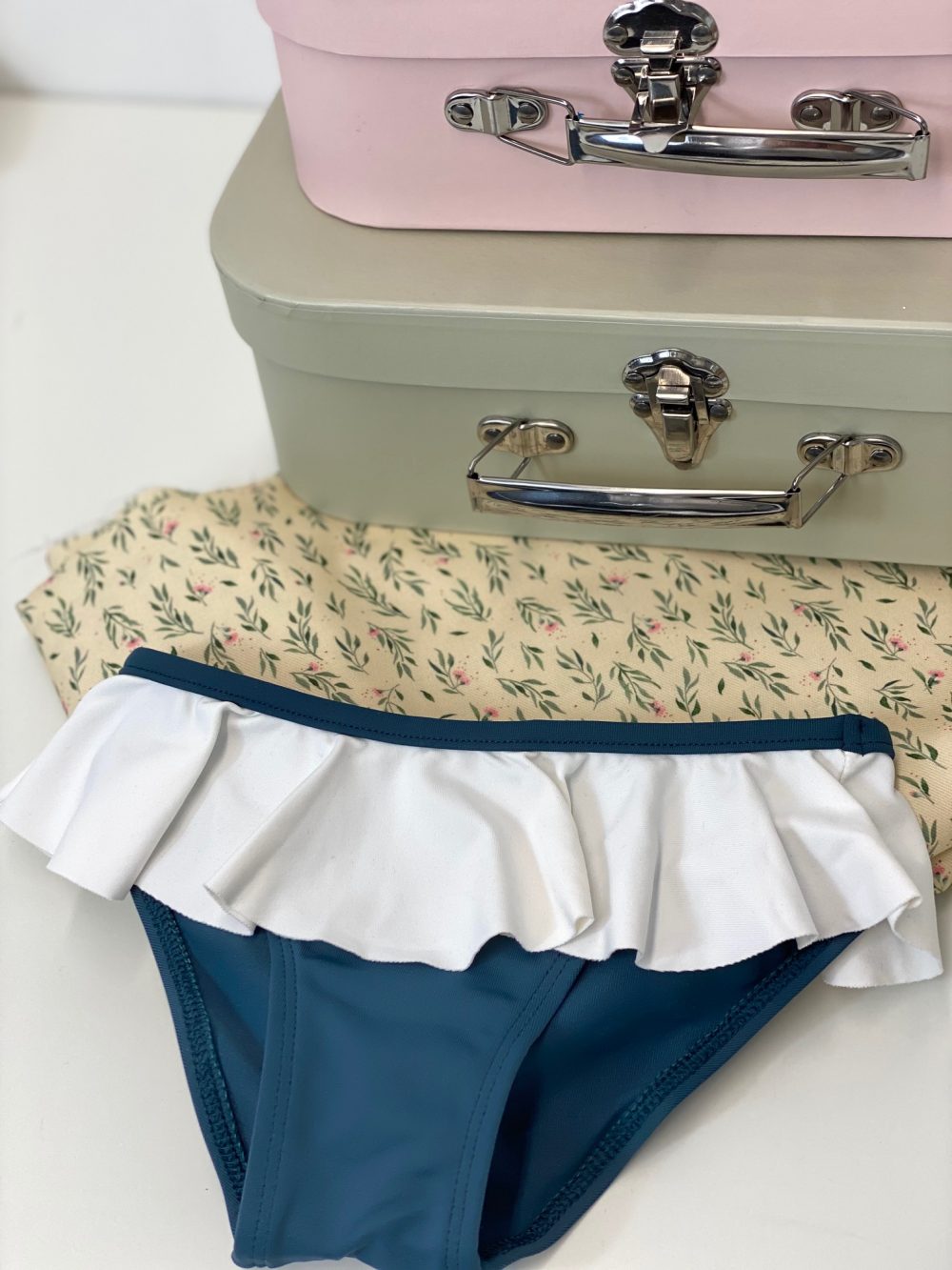 Culetín niña verde con volante blanco - Diseño exclusivo Cotó Blanc