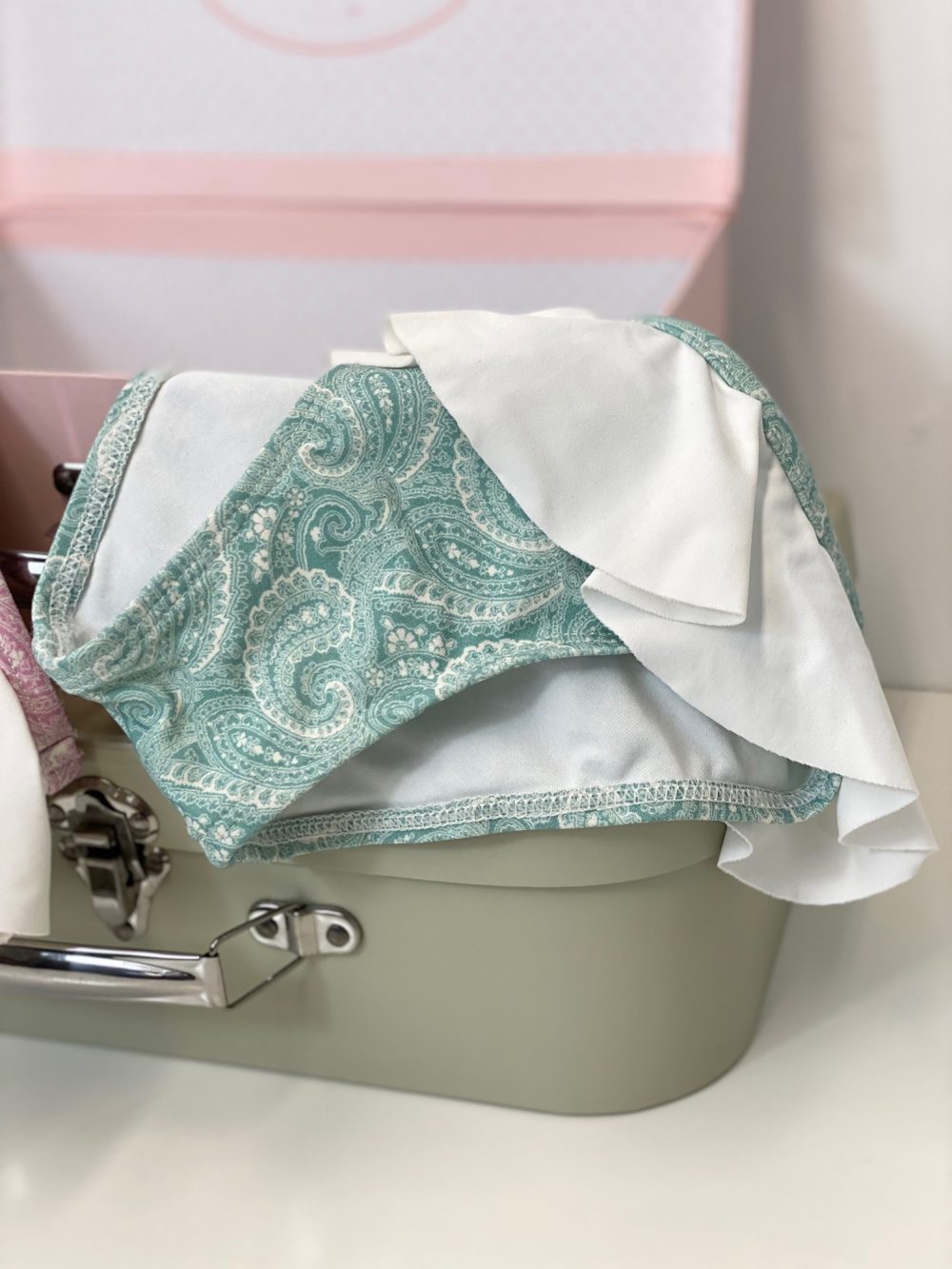 culetín niña cashmir rosa o verde con volante blanco - Diseño Cotó Blanc