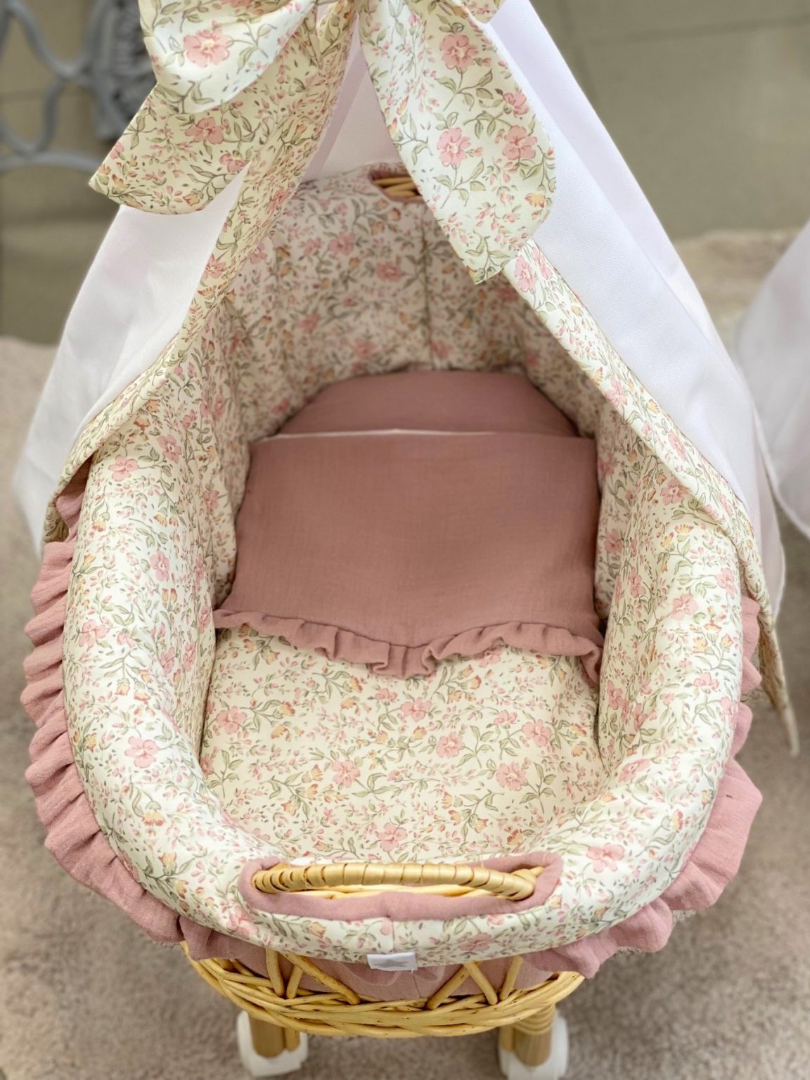 Moisés de mimbre para muñecas con vuelta especial